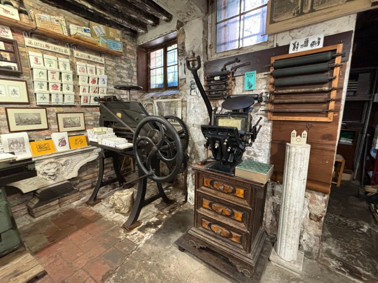 Venice – a traditional printer at work – The Educated Traveller
